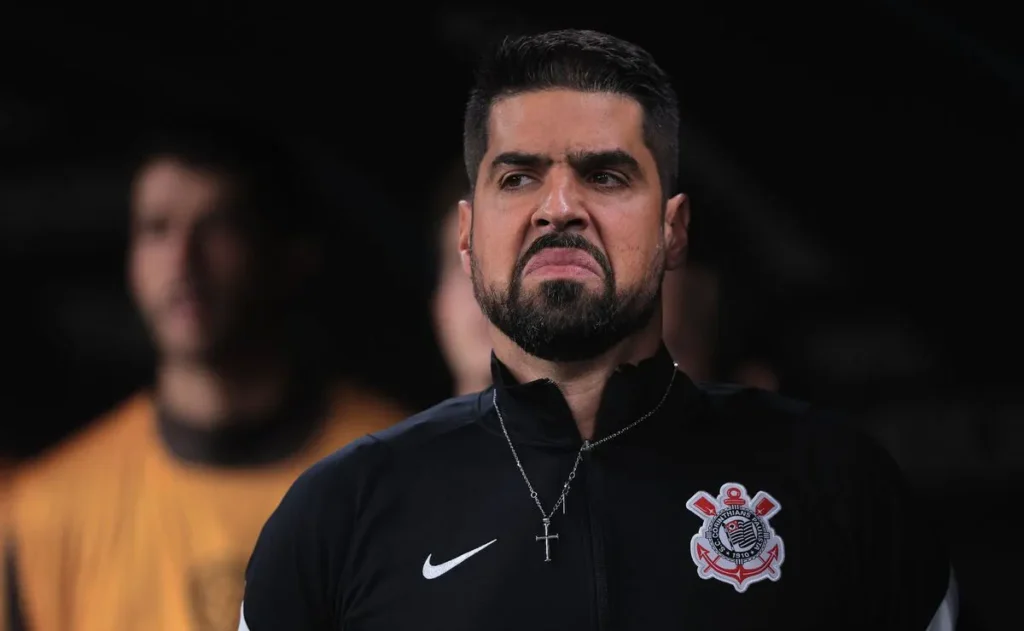 António Oliveira não sai com as mãos abanando: Corinthians vai pagar ...