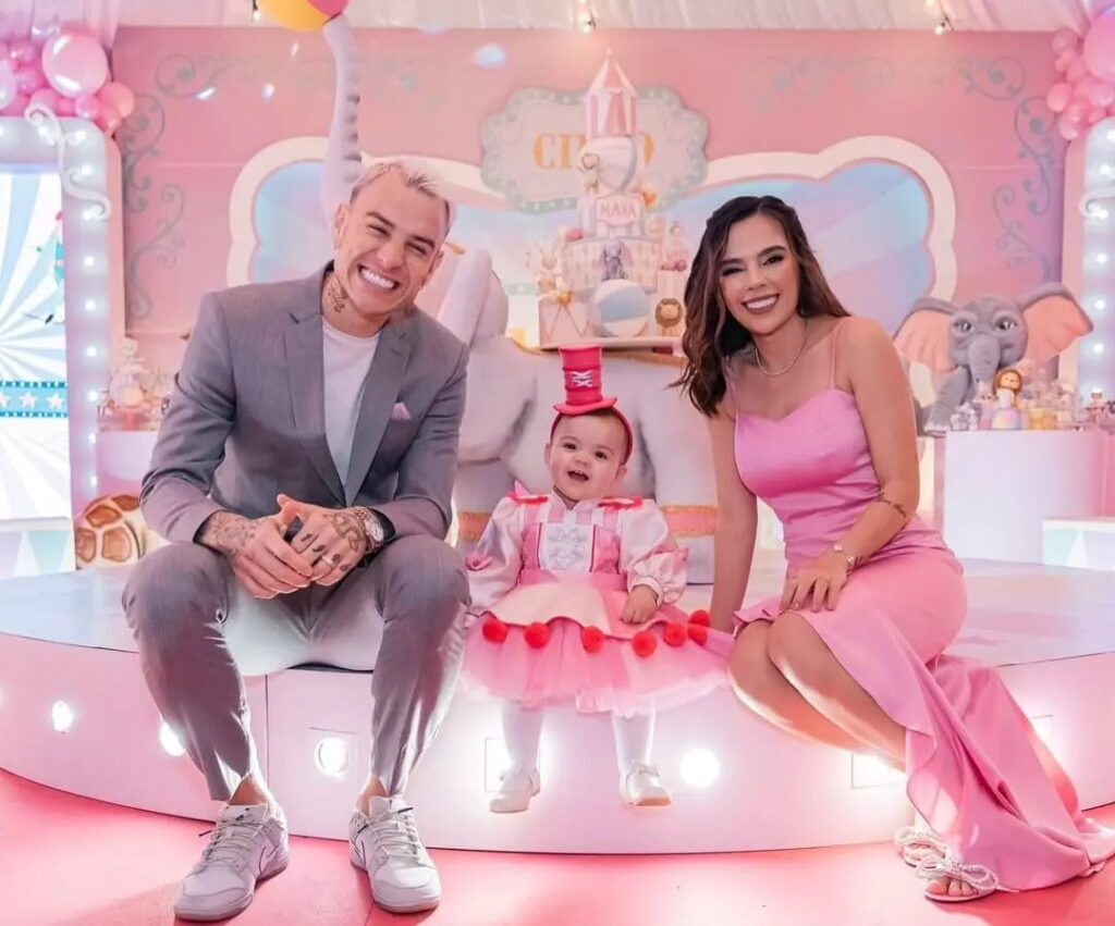 Filha de Róger Guedes ganhou festa luxuosa em suas férias