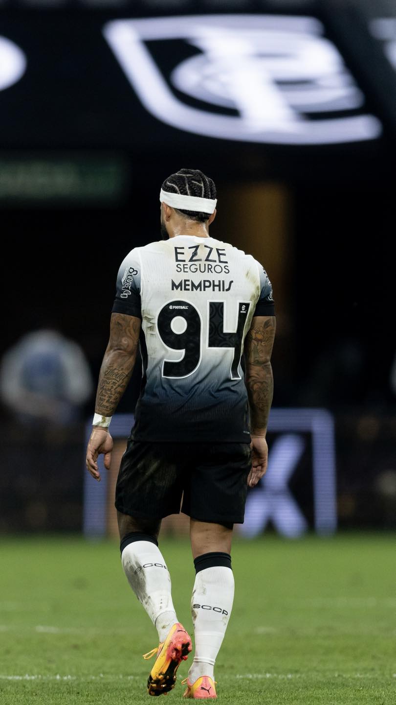 Depay passa por revolução logo na chegada ao Corinthians